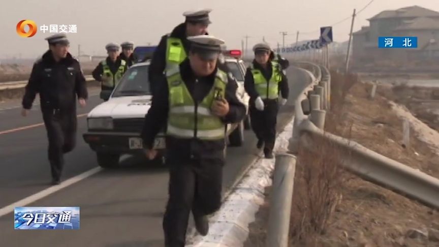 发生车祸轿车撞断栏杆直接入水,小腿被撞断,交警为救人三次下水