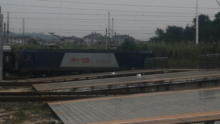 HXD3C0522,牵引,K530次列车,进入宜昌东站。