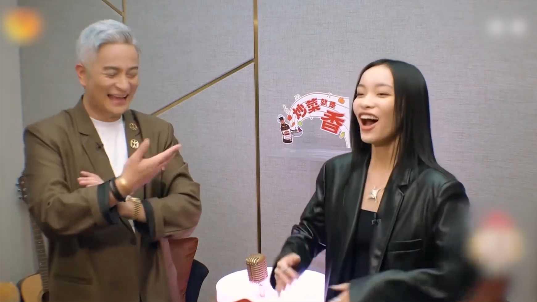 华晨宇唱完就拿着麦跑,结果被神秘歌手奇袭,太好笑了
