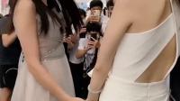 两大顶级车模女神终于合框了李凉凉和张芮尔手牵手下台啦@张芮尔(...