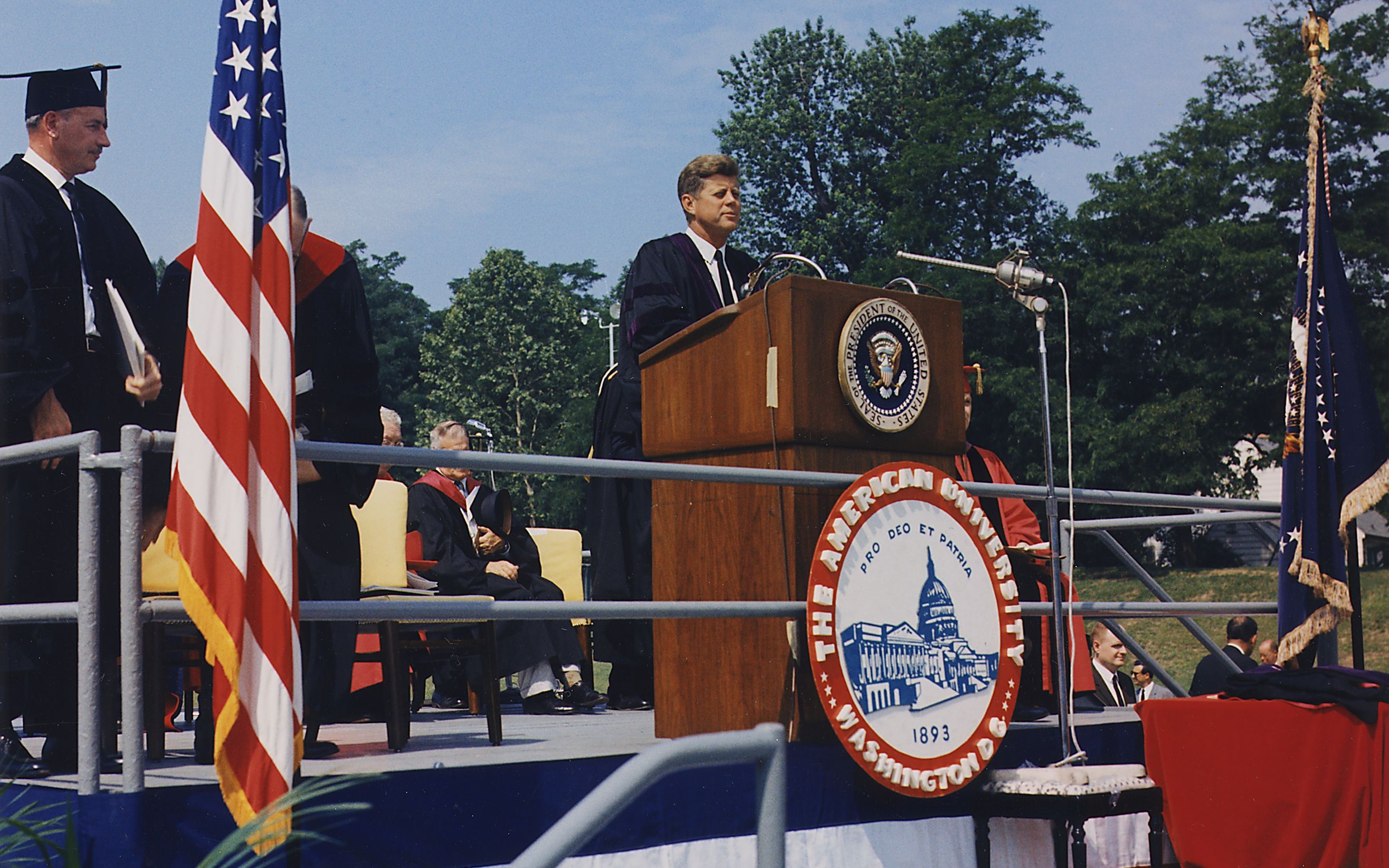 「英语听力精选」美国总统肯尼迪 美国大学 2013 年毕业典礼演讲(...