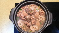 莲藕炖排骨经典家常做法,汤要熬白有技巧,关键就在这一点