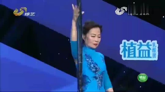 真人秀:71岁大妈表演钢管舞,评委瞠目结舌,看起来太年轻了