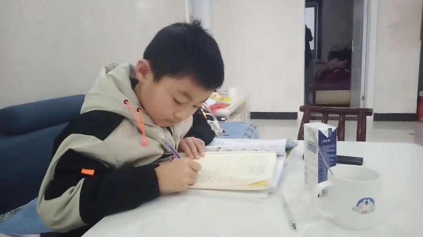 在家读书也很辛苦,要求儿子跟在校一样学习,还算认真努力。