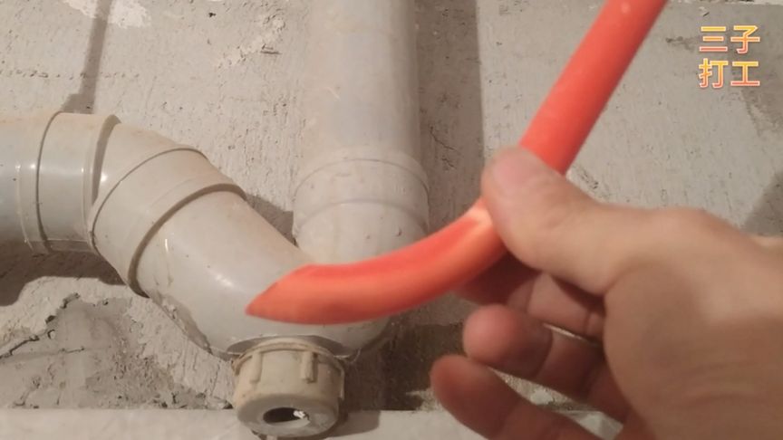 地漏不通还有少许水泥堵住,泥工没要业主一分钱帮忙搞定ߑ�ߑ