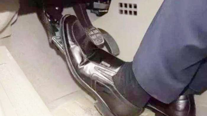 手动挡汽车在打火时要不要踩离合器?老司机:伤人又伤车,赶紧改