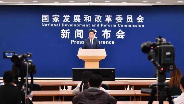 发改委:正在抓紧编制2030年前碳排放达峰行动方案