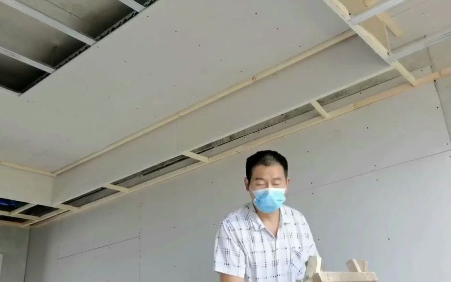 石膏板吊顶做6公分厚的台阶,设计简单实际操作特别费力