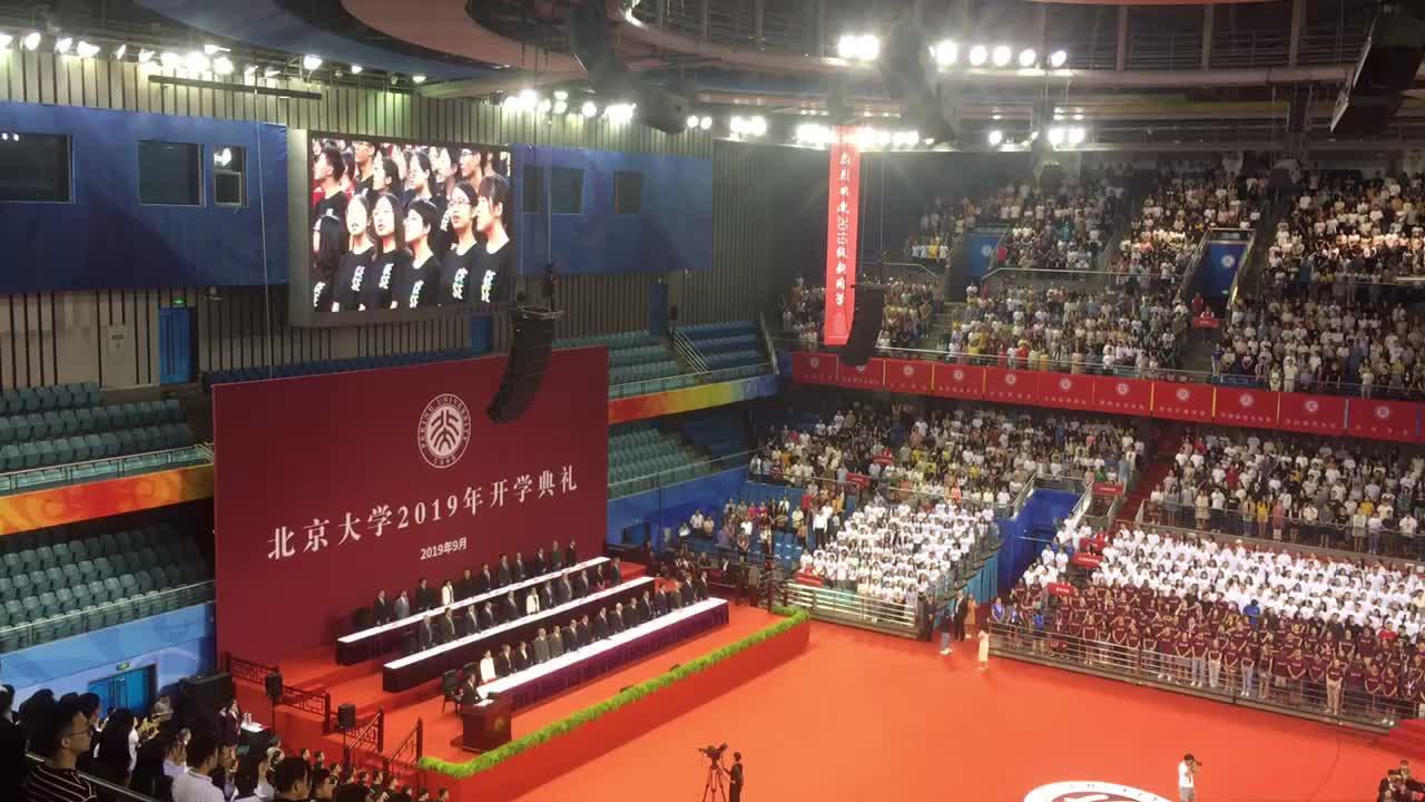 #北京大学开学典礼 一旦佩戴上北大校徽,每个人顿时便有被选择的庄严...