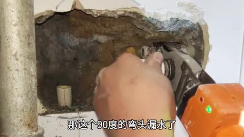 墙里面的暖气管漏水了怎么办?千万别着急砸墙,师傅教你修复绝招