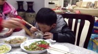 4岁小孩学拿筷子