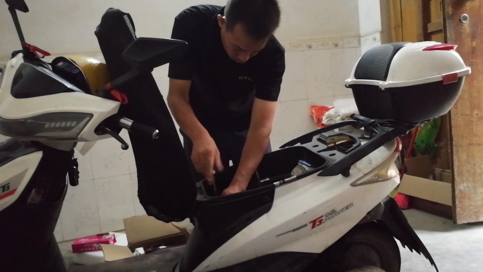 外卖小哥为了能多跑些单子,自己加装了一块锂电池,这样做安全吗