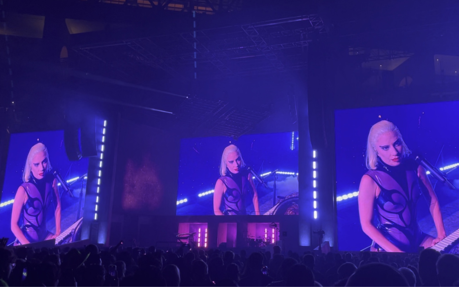 Lady Gaga神彩巡演首次表演Angel Down献给德州校园枪击受害者