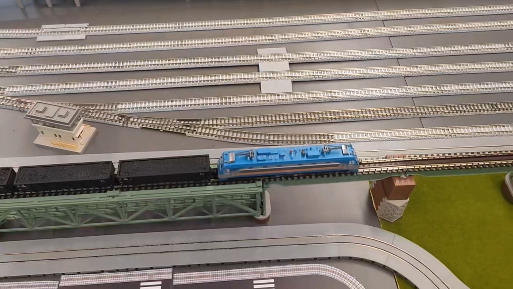 精致的火车模型你见过吗?这是一列正在行驶的火车,N型1:160的比例...