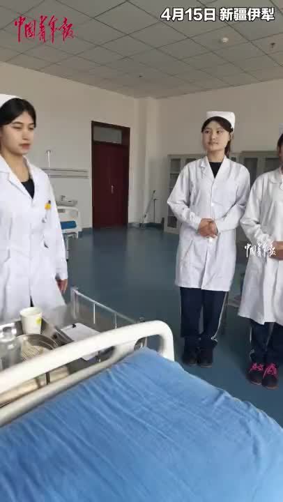 护理专业实训课上,学生们进行口腔护理操作护患沟通训练