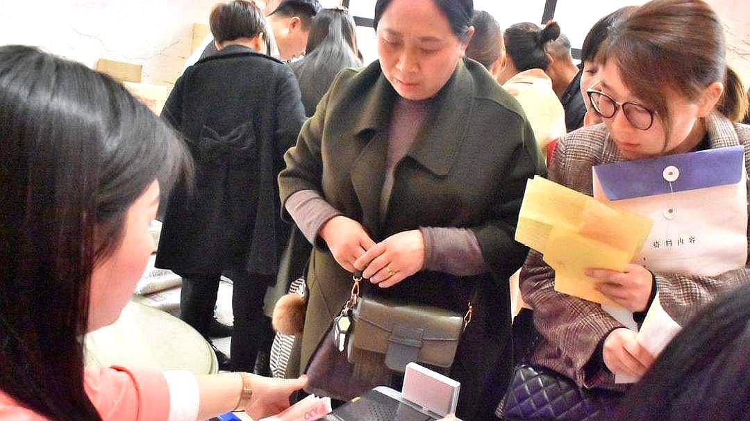 如果出现这4种情况,业主先别急着交物业费,小区业主.