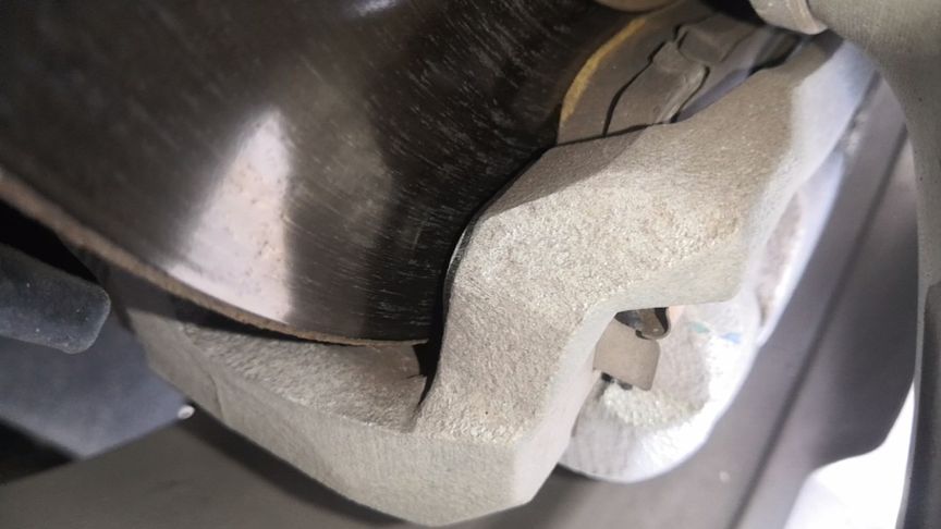 刹车片怎么看磨损程度以及厚度怎么判断?不用去修理厂也能自己看