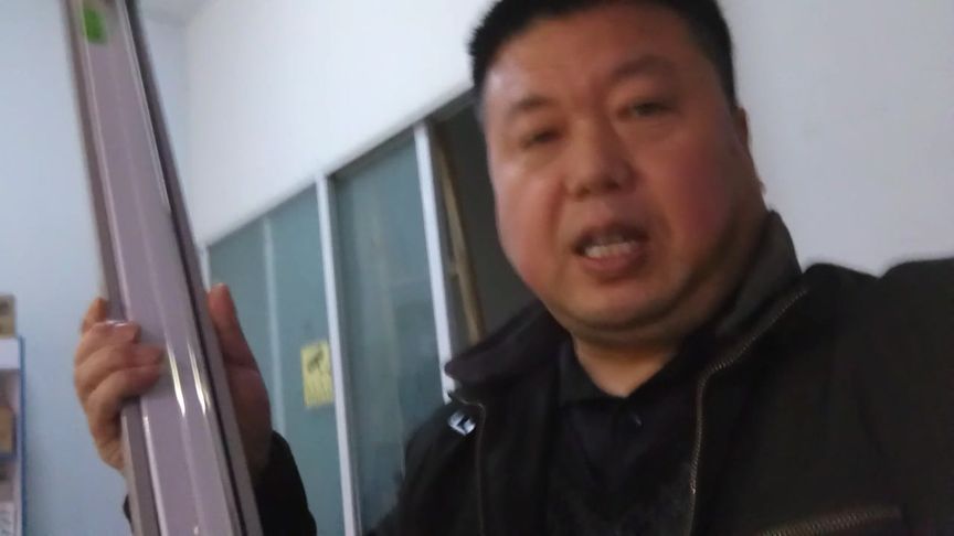 老赵在家里试用紫外线消毒灯,效果好,比84消毒液经济方便