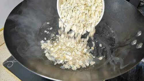 开水一烫,燕麦片瞬间变美食!比包子简单比油条香,懒人必学