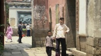古代女人大街上生孩子,自己给孩子断脐带,真是太厉害了!