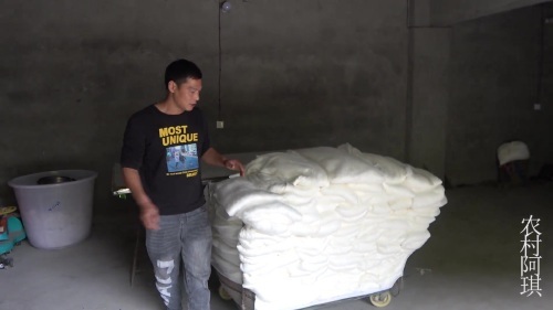 阿琪帮朋友制作蚕丝被,这样纯手工制作大家有见过吗?一起去看看