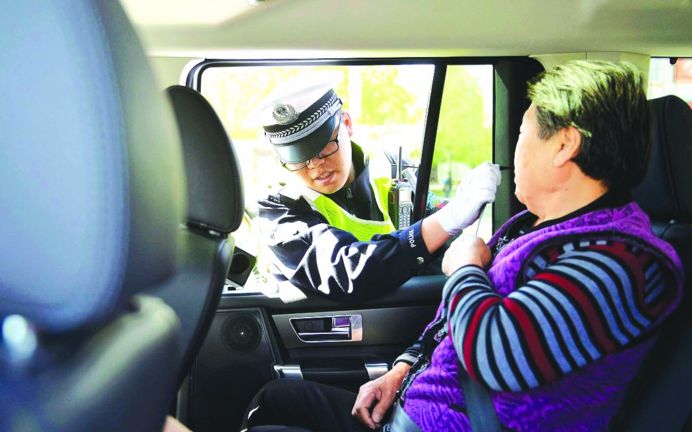 看完这个视频以后,坐后排还敢不系安全带吗?