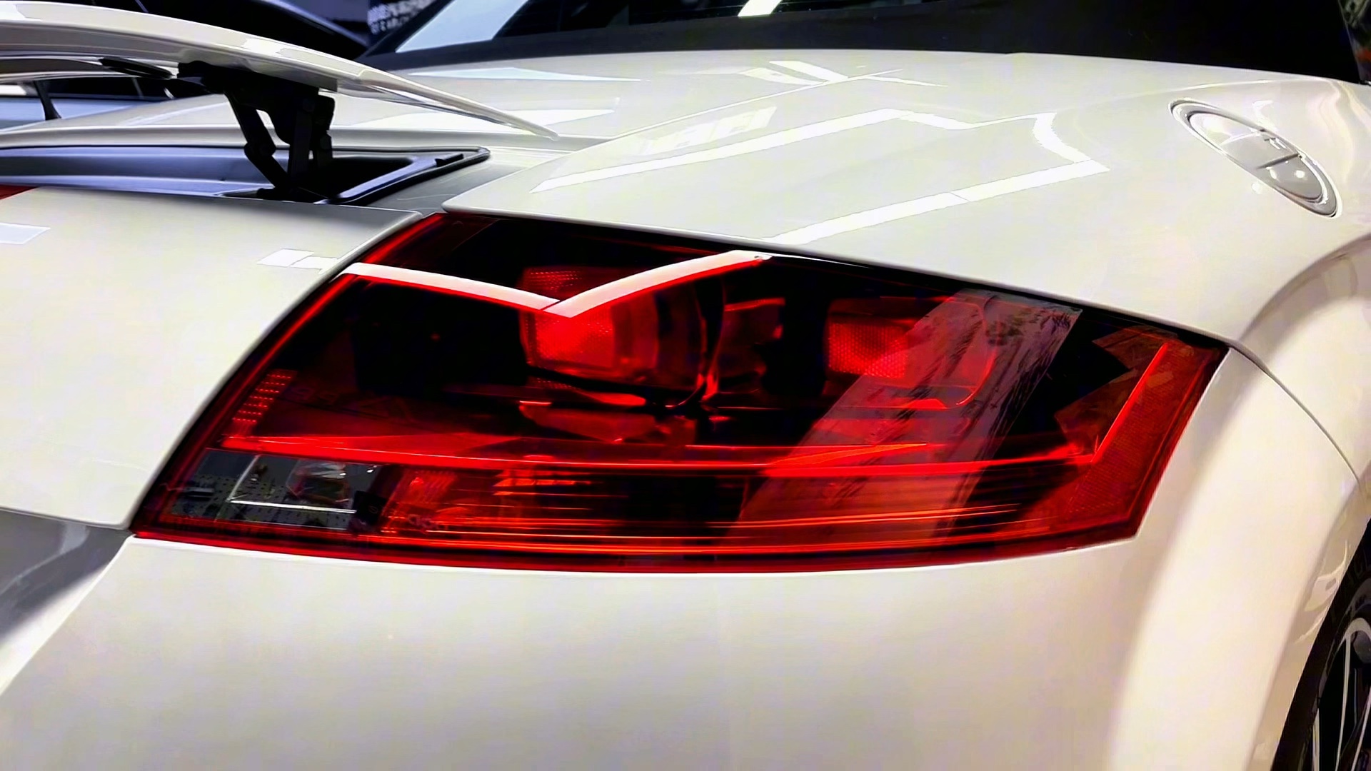 车尾灯如何变靓?