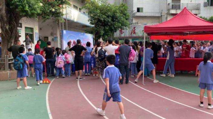 深圳小学社会活动日,有主持人,同学们排队咨询