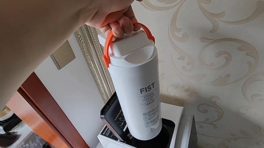 美的净水器更换滤芯!用净水器还是比买纯净水合算的!