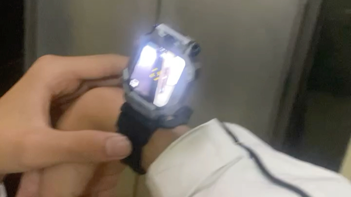 这年头小孩子的手表都那么炫了嘛