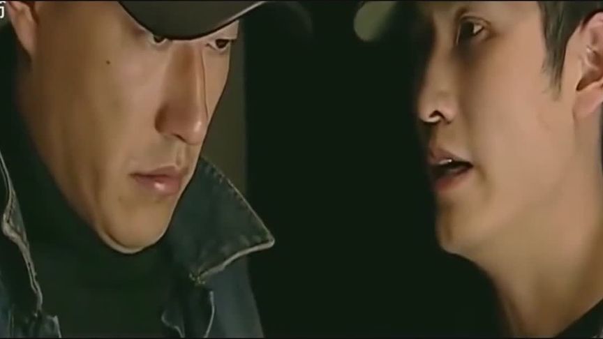 为了抓住这两个关键人物,他在这次行动中牺牲了!