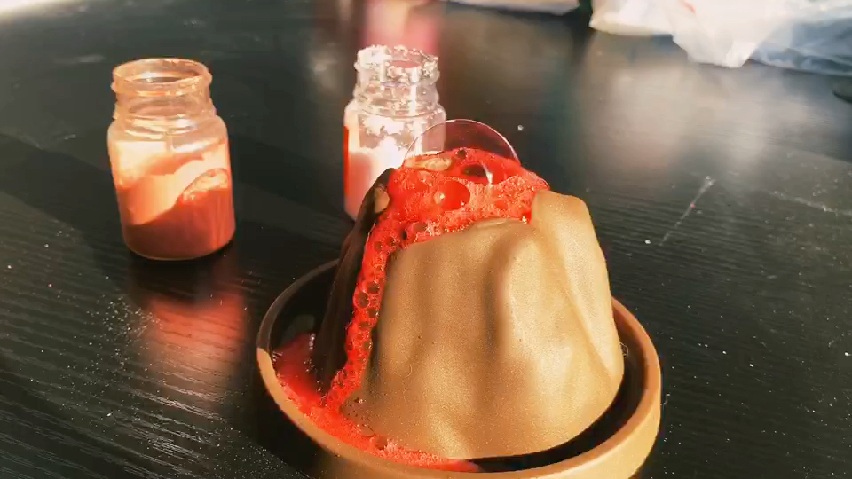 小苏打和柠檬酸模拟火山爆发