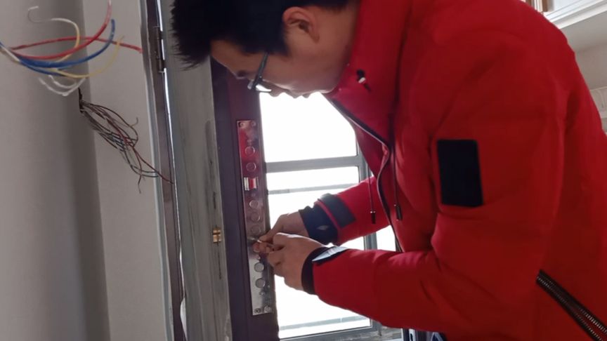 霸王锁体防盗门装半自动指纹锁,没几下安装完毕,太快了!