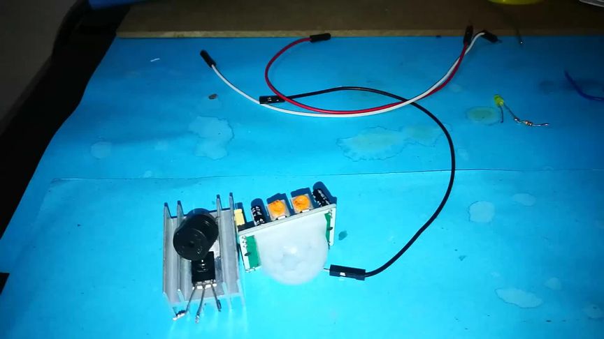 报警电路的制作,在没有ARDUINO的情况下使用PIR运动传感器