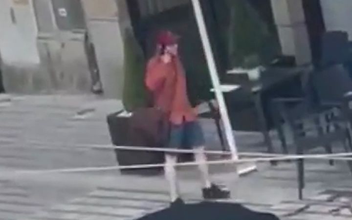 波兰一男子无法接受前女友订婚,当街枪杀其未婚夫,随后开枪自杀