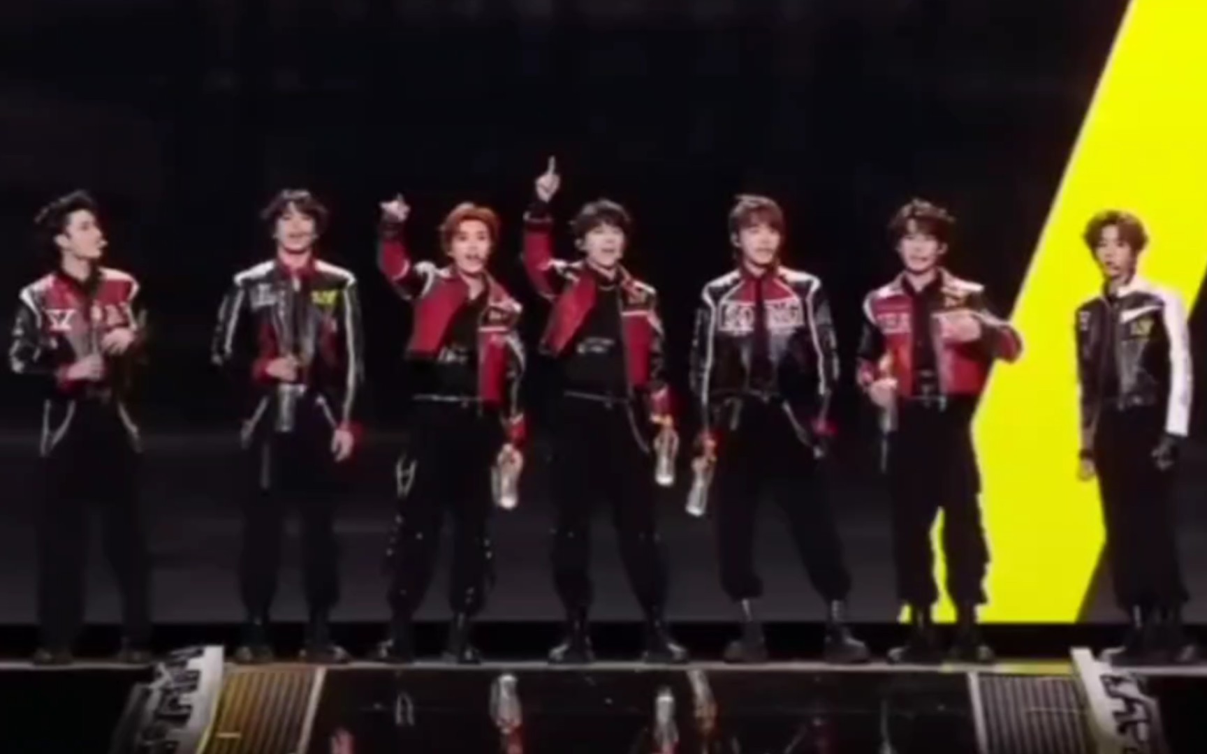 【时代少年团】四周年演唱会全员粤语自我介绍!