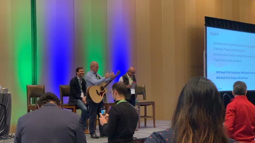 无聊的会议被一个吉他搞得没那么无趣了!欧洲人就是有创造力!