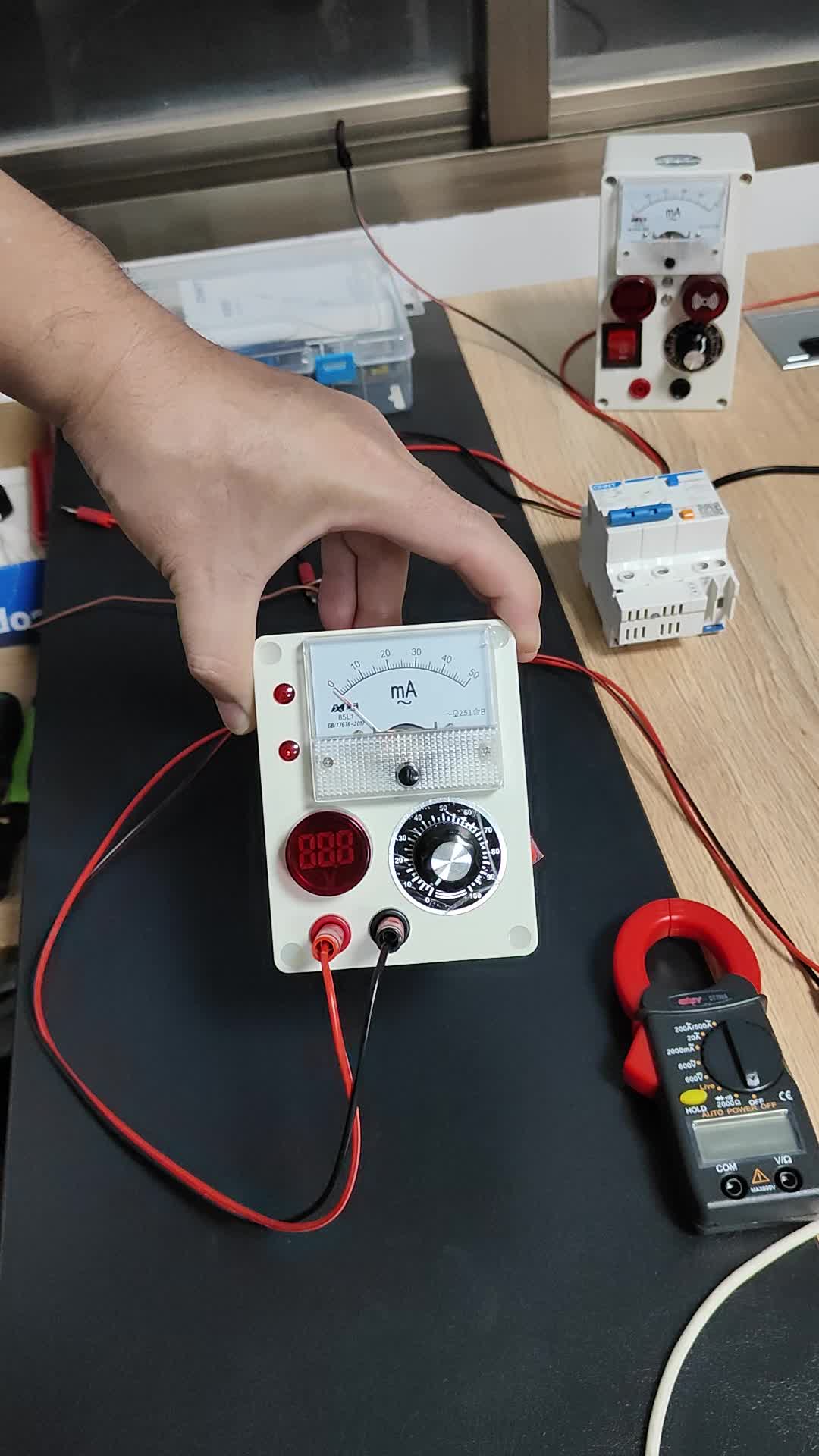 漏电短路检测仪中款,漏电测试教程。 电工维修好帮手,轻巧,方便,实用...