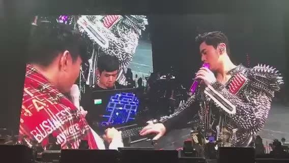 周杰伦地表最强台北演唱会,邀请嘉宾林俊杰,两人竟玩儿起了游戏
