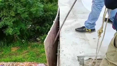 模板太重了用绳子绑住安全很多工地上施工的老师傅办法还真多