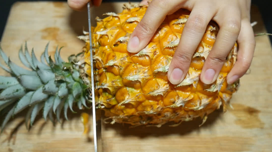 菠萝好吃难去皮?学会这个小技巧,简单不脏手,还不浪费果肉