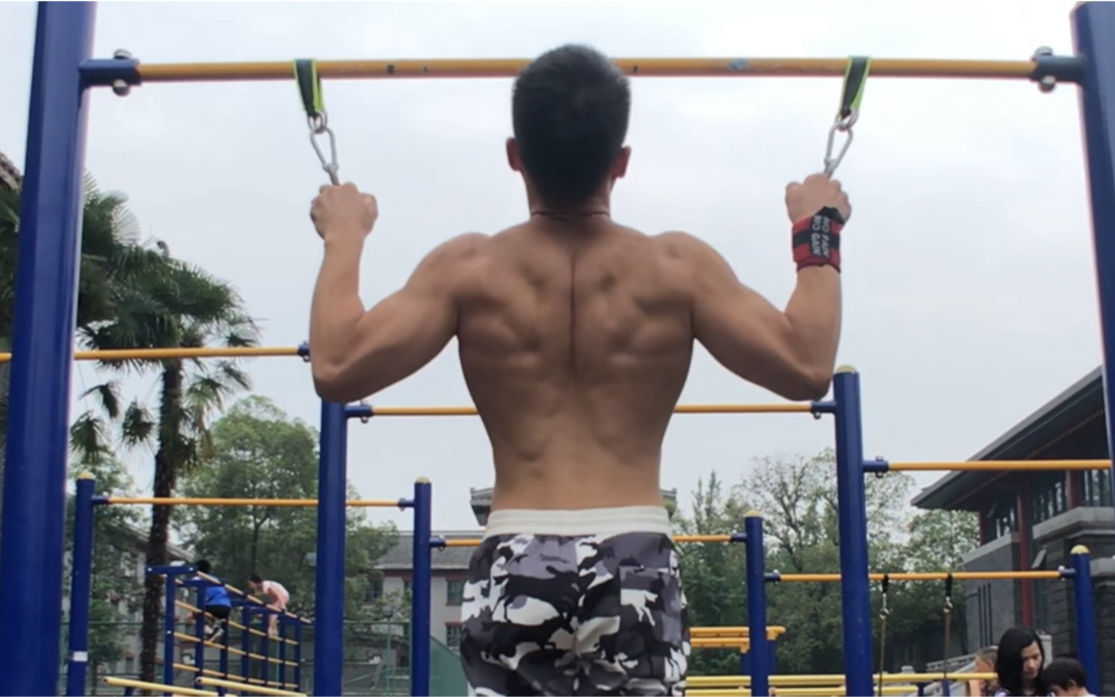 两年的时间,引体向上能练到哪种程度,看完这个视频你就知道了。
