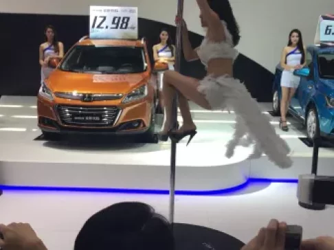 2017深港澳车展--纳智捷展区钢管舞表演