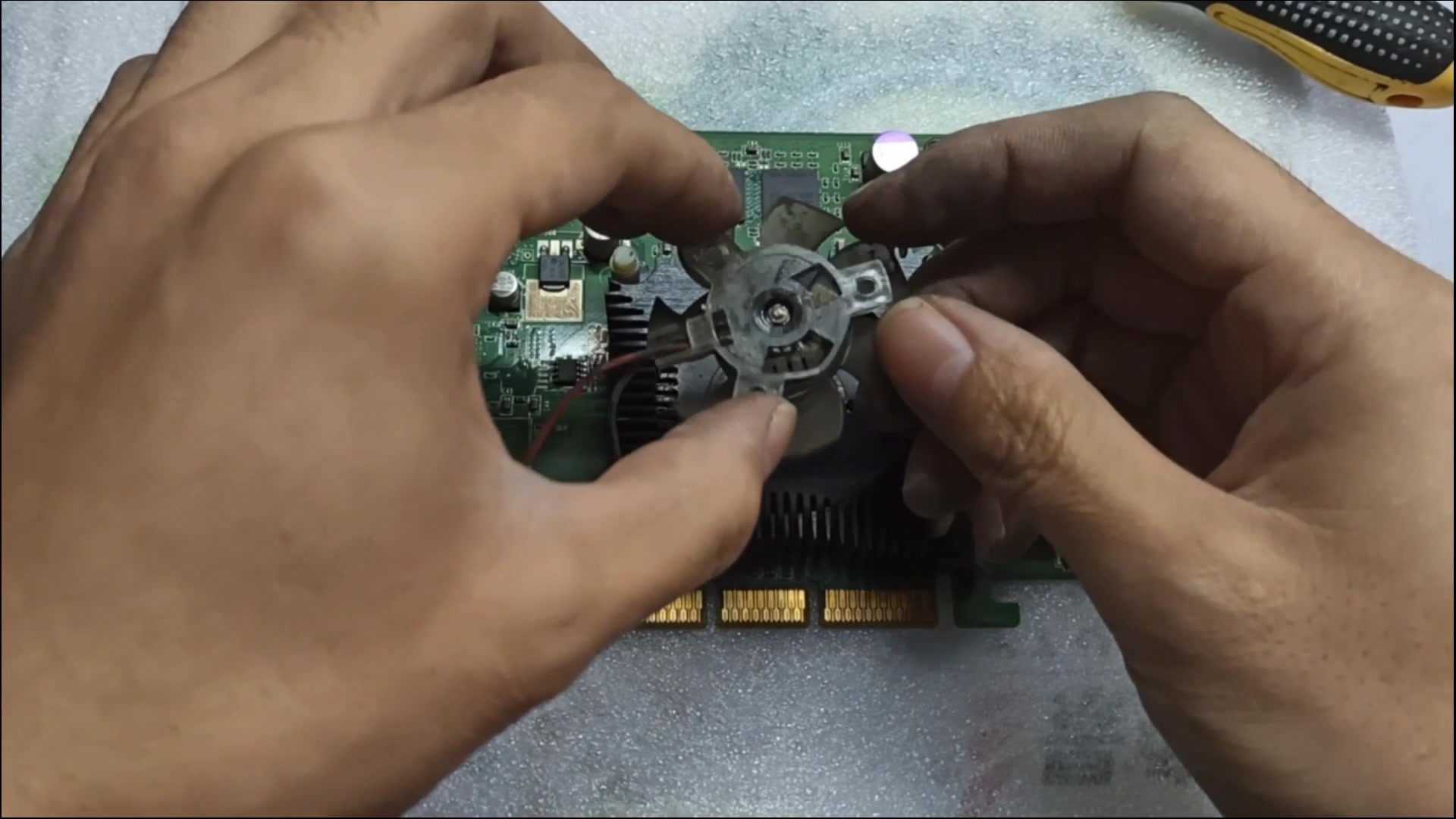 解决电脑的风扇不转最快的方法!