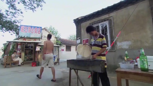 恶霸试图讨价还价,没想到老板娘忍无可忍,一招让他心服口服