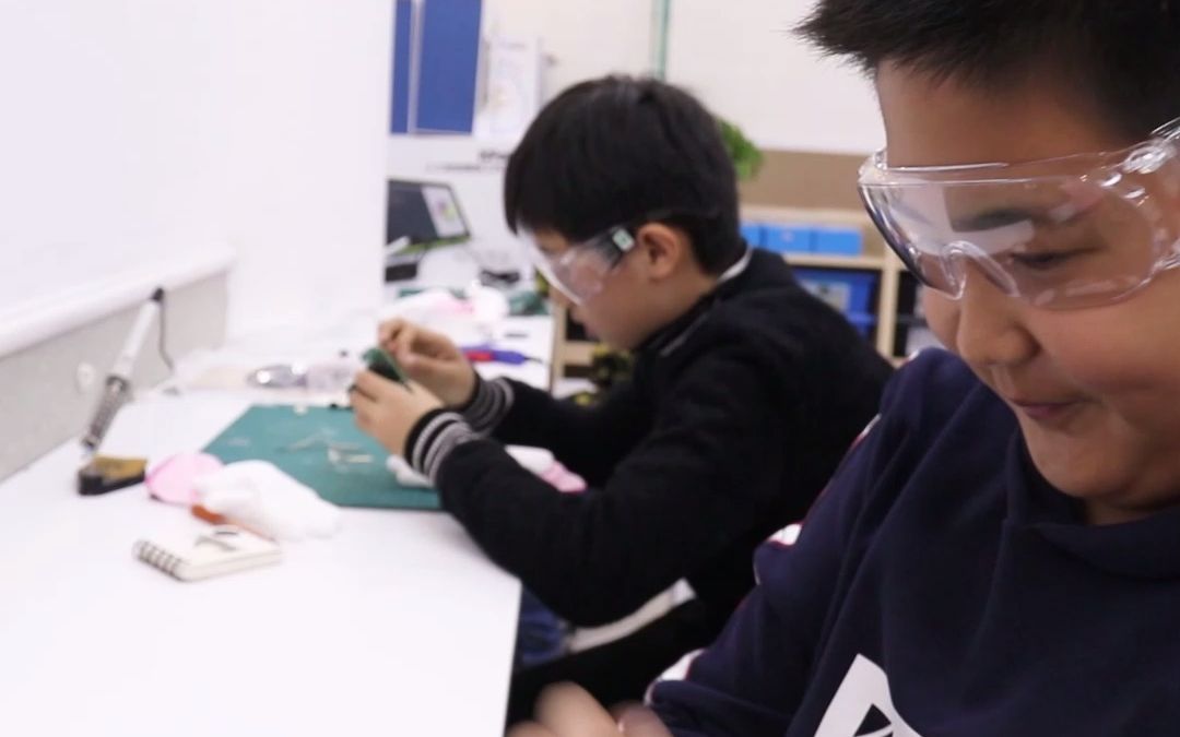 学员们的自制电子琴,直接来了一段世界名曲~