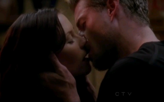 【实习医生格蕾吻戏cut】斯隆和小格蕾的酒吧之吻。