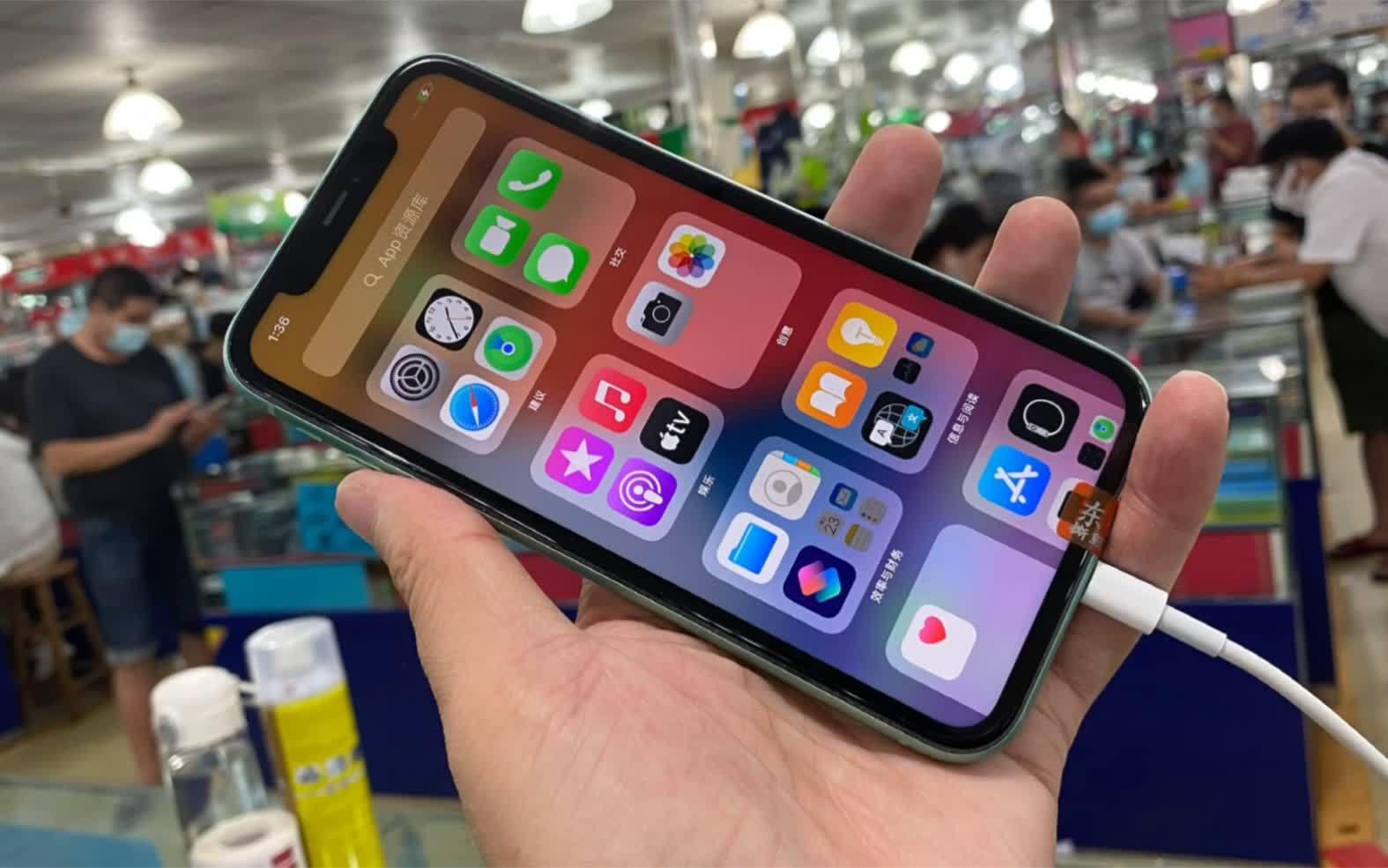 曾经很火的iPhone11如今在二手市场128G跌至3000多,小伙挑机全过程