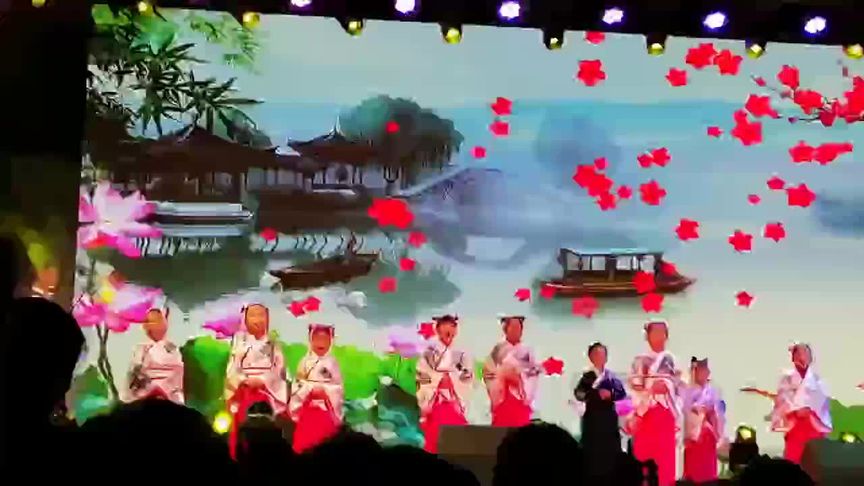 小朋友的汉服表演很精彩,弘扬中国传统历史文化!