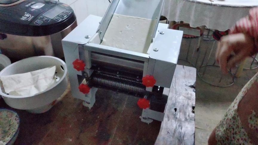 妈妈200元新买的电动压面条机,用这个做面条简直太方便了